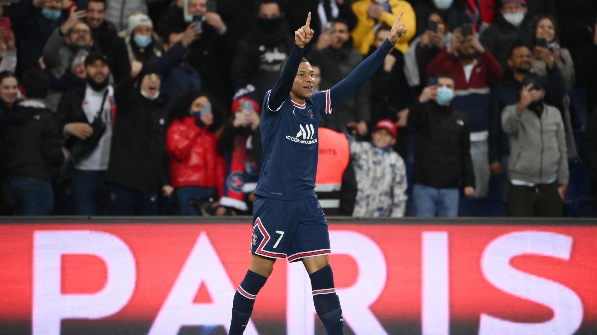 Paris Saint-Germain 3-1 Saint-Etienne: Mbappe moves level wi